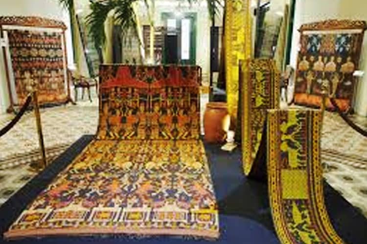 7 Motif Kain Tenunan Sumba Timur yang Penuh Makna dan Spesial - TIMES ...