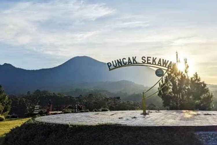 Puncak Sekawan Blitar, Wisata Alam Desa dengan Panorama Lima Gunung ...