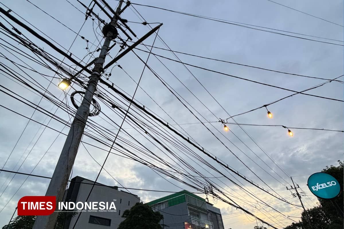 Kabel Ruwet di Surabaya, Tak Hanya Ganggu Estetika Tapi Juga Ancam ...