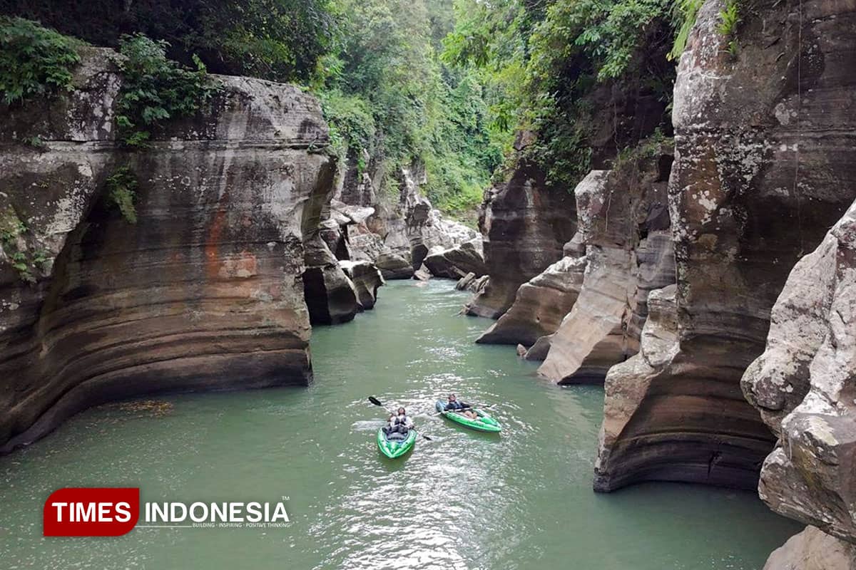 Tonjong Canyon Cipatujah, Sungai Hijau di Balik Tebing Batu Purba ...